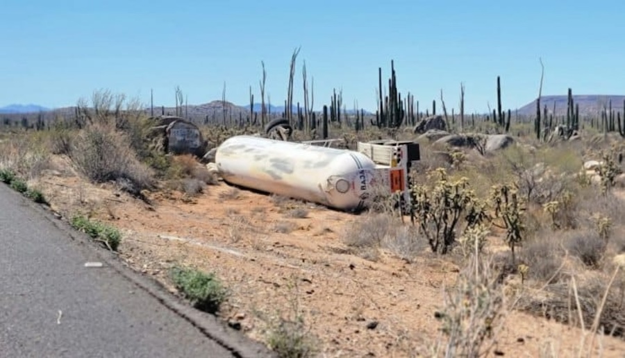 Contenedor con toneladas de gas LP se desprendió y volcó al sur de San ...